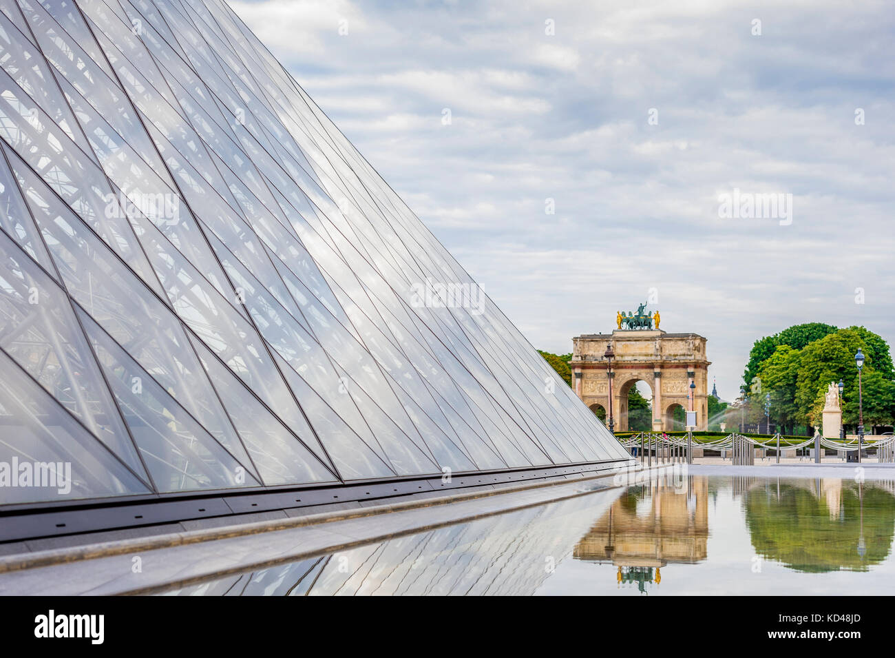 Louvre avant pyramide Banque de photographies et d’images à haute ...