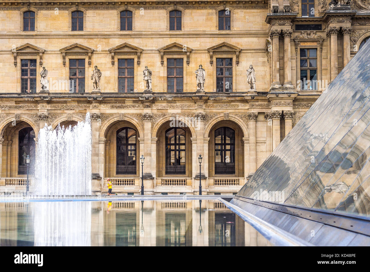 Louvre avant pyramide Banque de photographies et d’images à haute ...