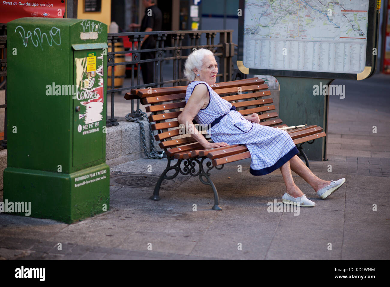 Vieille Dame Assise Sur Un Banc Banque De Photographies Et Dimages à
