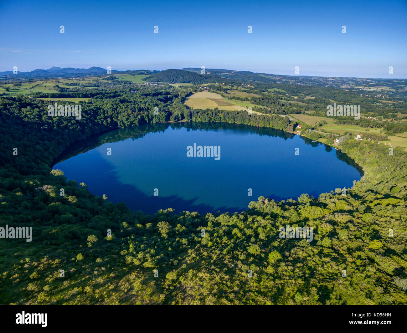 Lac volcanique gour de tazenat Banque de photographies et d’images à ...