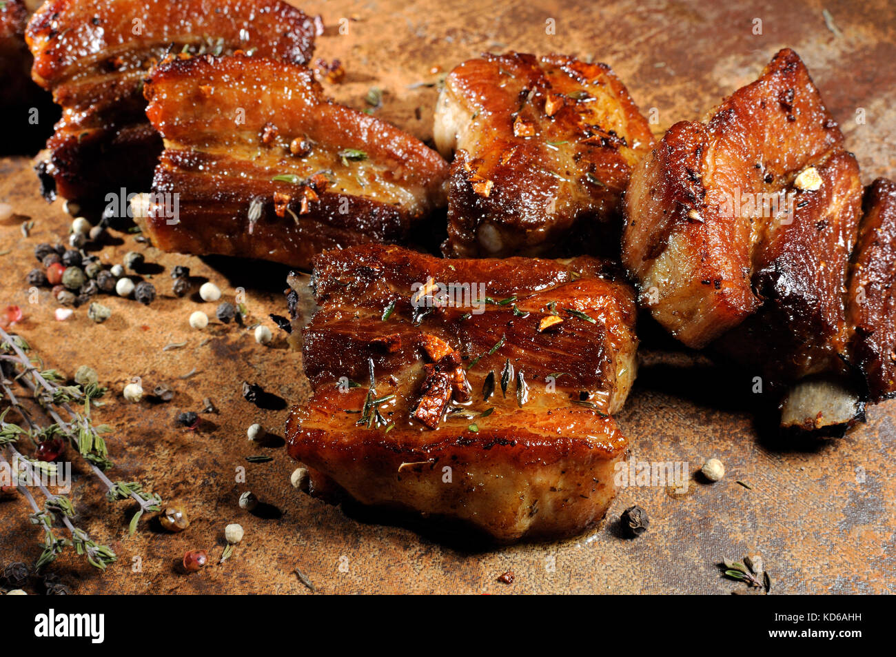 Côtes de porc frit mariné aux épices, l'ail et le cumin. close-up shot ...