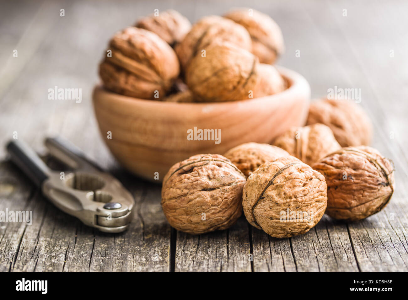 Noix séchés et Casse-noisette sur de vieilles tables en bois Photo ...