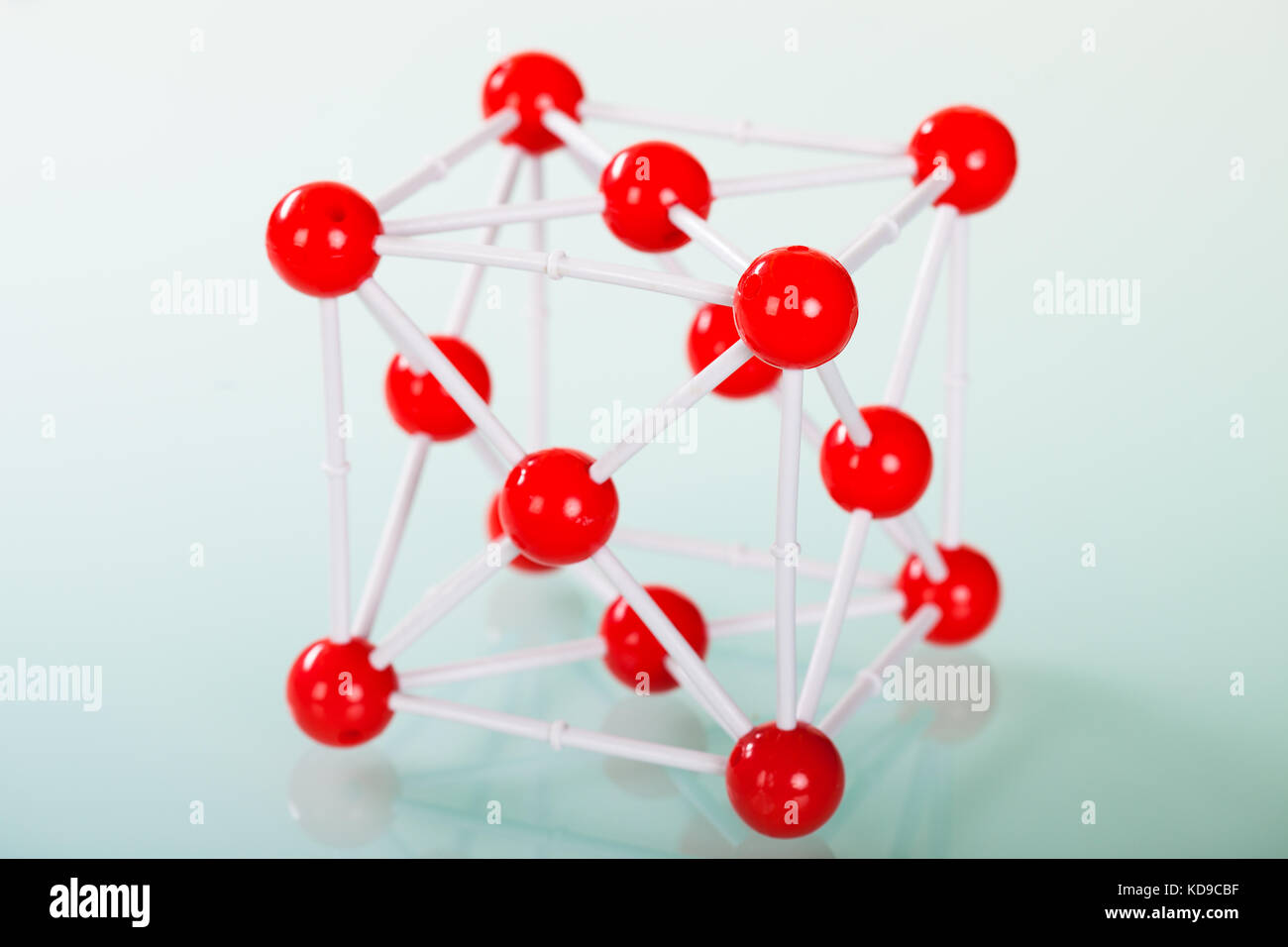 Modèle de structure moléculaire du cuivre sur fond réfléchissant vert ...