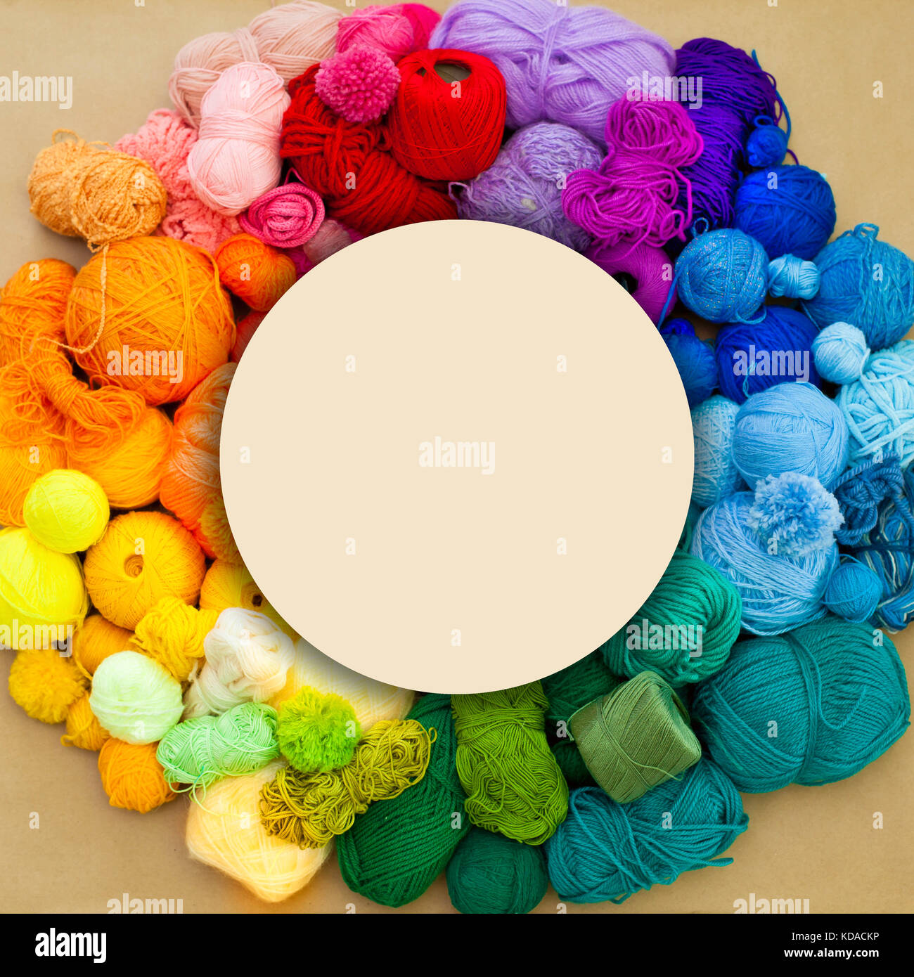 Fils colorés empilés dans une série de couleurs. fond brun papier kraft ...