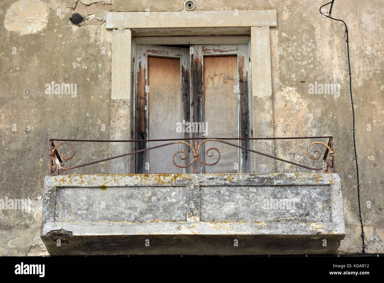Un bâtiment délabré de tumbledown ou en Grèce avec deux portes peintes ...