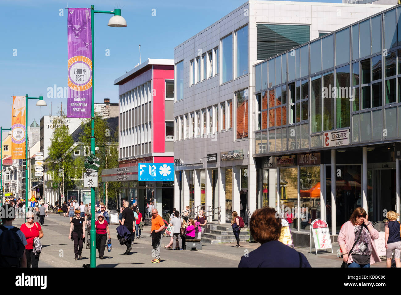 Scène de rue animée avec les consommateurs et magasins modernes dans le ...