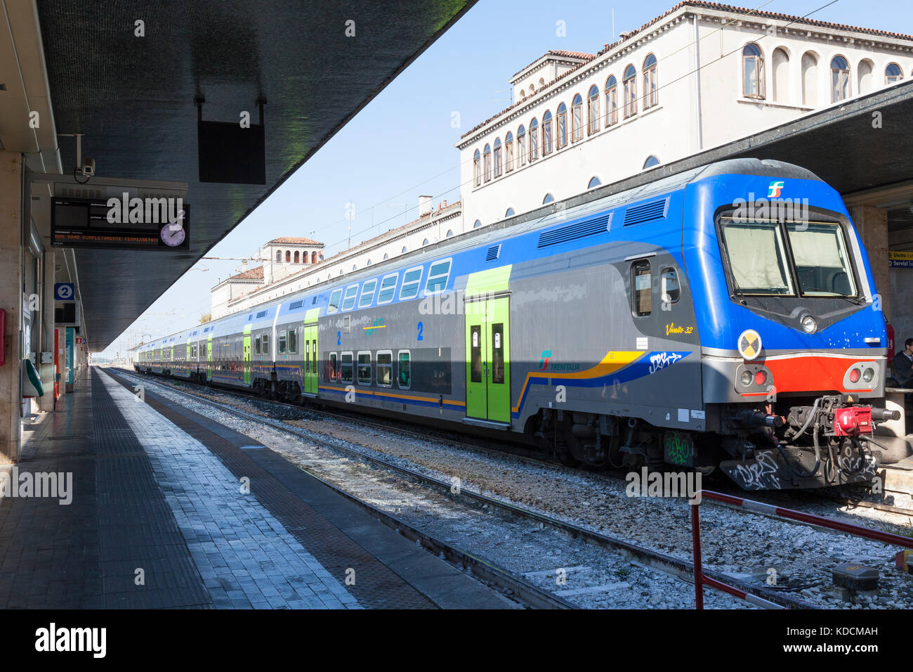 La gare de Santa Lucia, Venise, Italie. Double-deck Trenitalia Vivalto ...