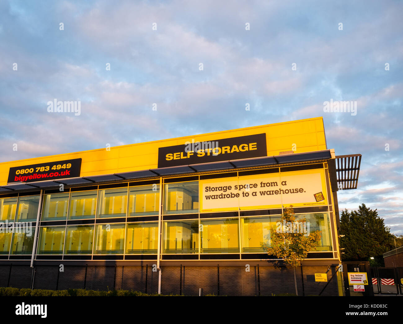 Big yellow self storage Banque de photographies et d’images à haute ...