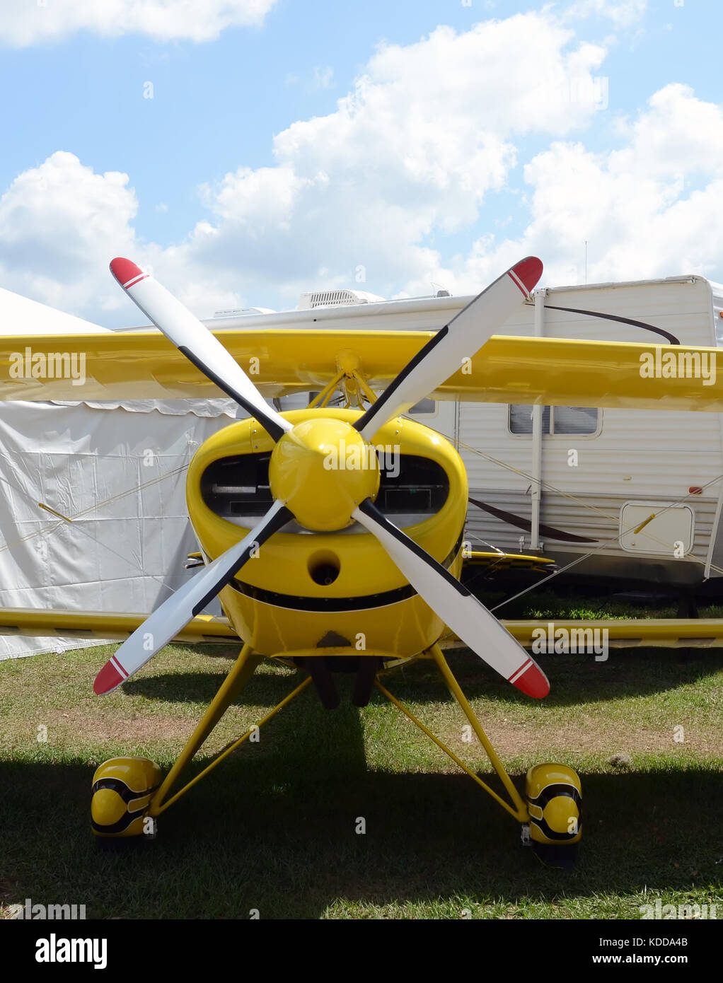 Avion jaune Banque de photographies et d’images à haute résolution - Alamy