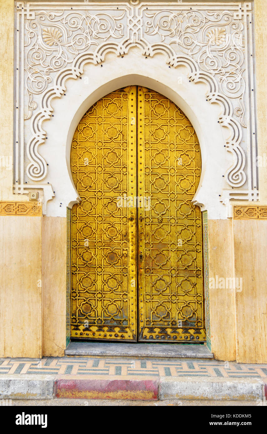 Porte d'entrée traditionnelle marocaine à Fes. Maroc Photo Stock - Alamy