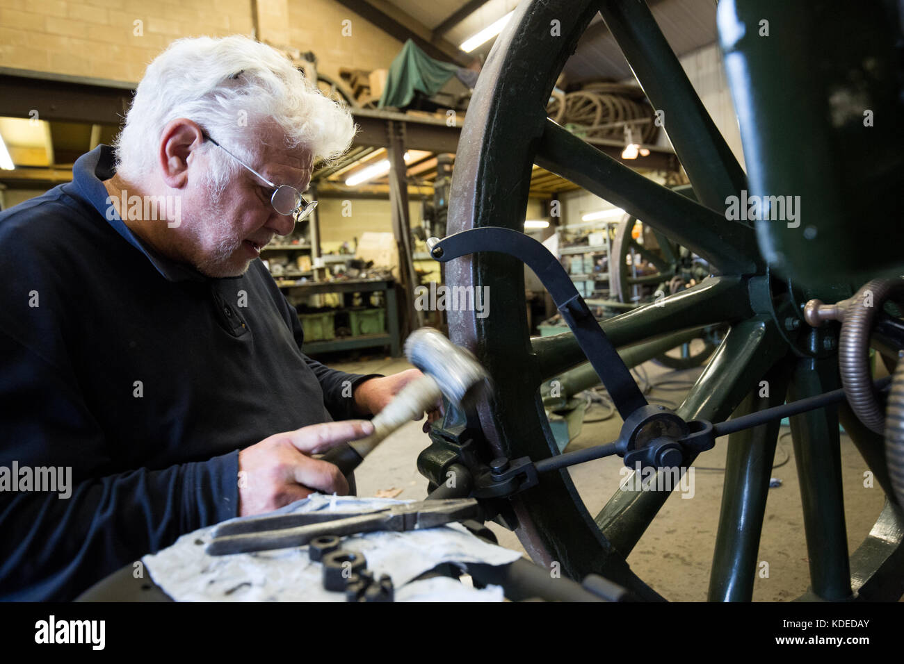 Derek Jenkins, un forgeron pour John Slough, travaille sur un canon de ...