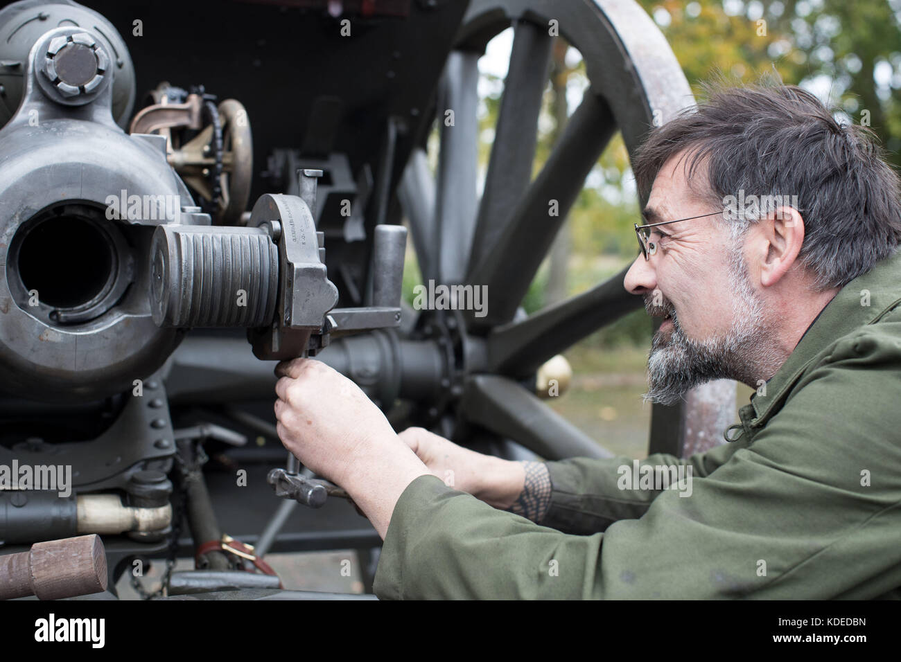 Phil Talbot, un forgeron pour John Slough, travaille sur un canon de ...