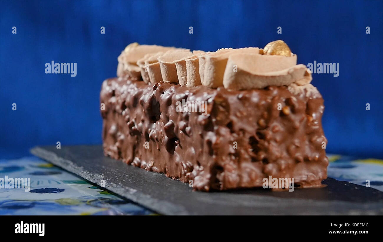 Gâteau à la crème et les noix. Gâteau au chocolat aux noix et chocolat ...