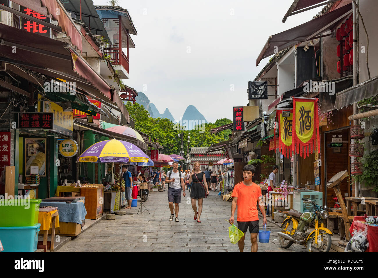Yangshuo west street china Banque de photographies et d’images à haute ...