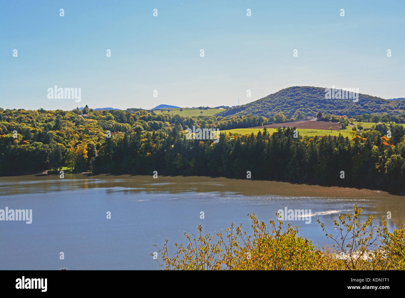 Lac volcanique gour de tazenat Banque de photographies et d’images à ...