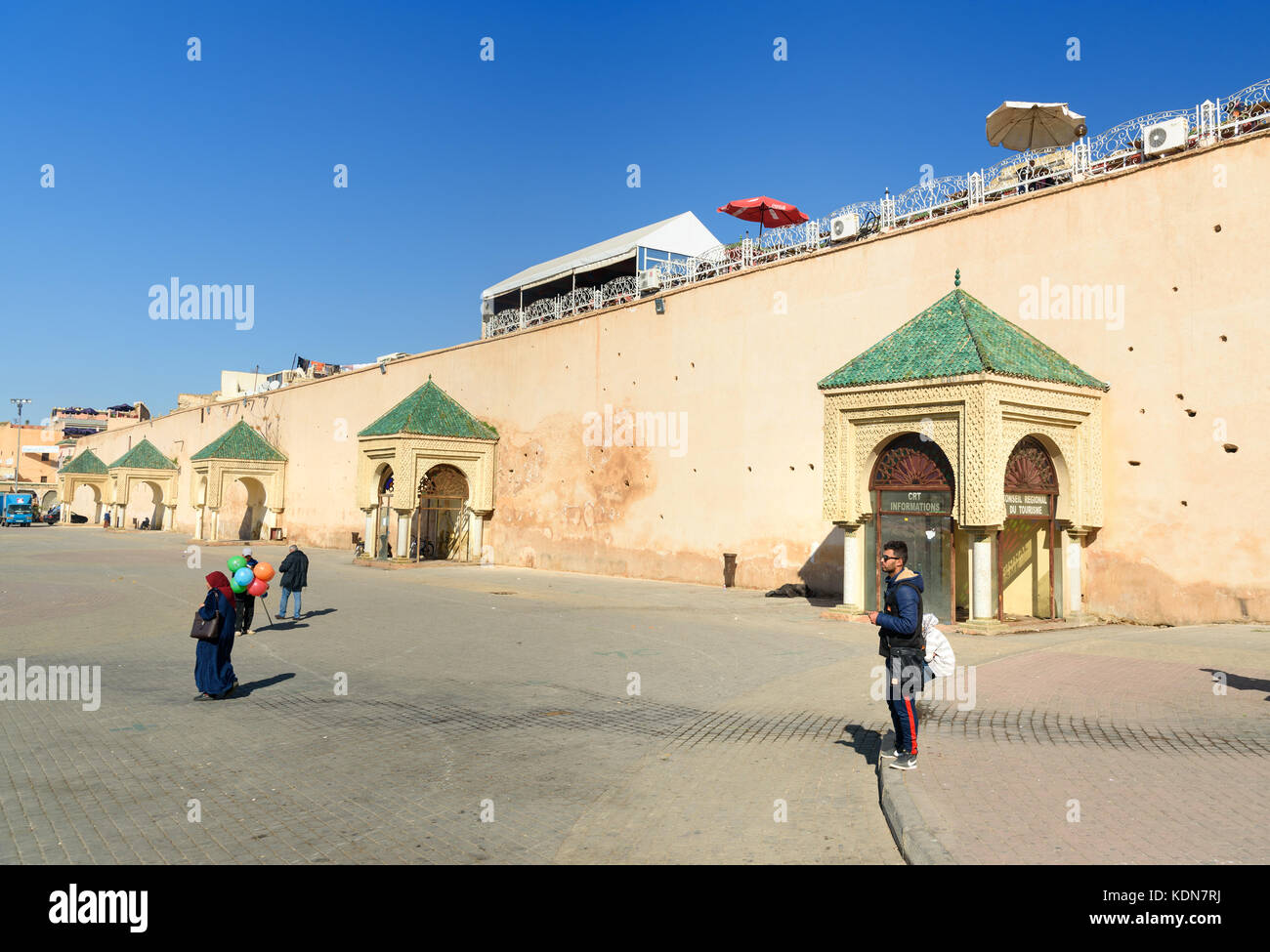 Meknes, Maroc - Jan 16, 2017 : ancien mur de ville ancienne médina ...