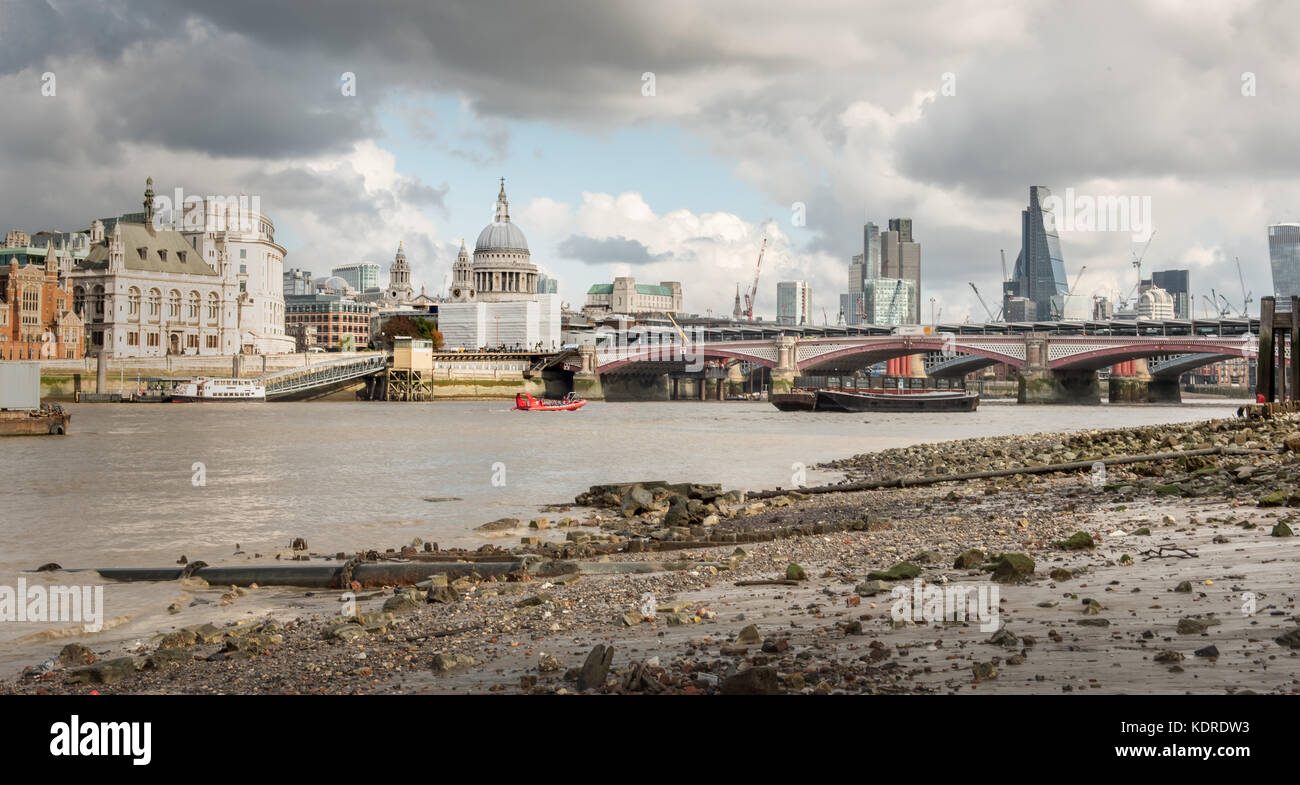 Une vieille vue de tower bridge et st pauls cathedral Banque de ...