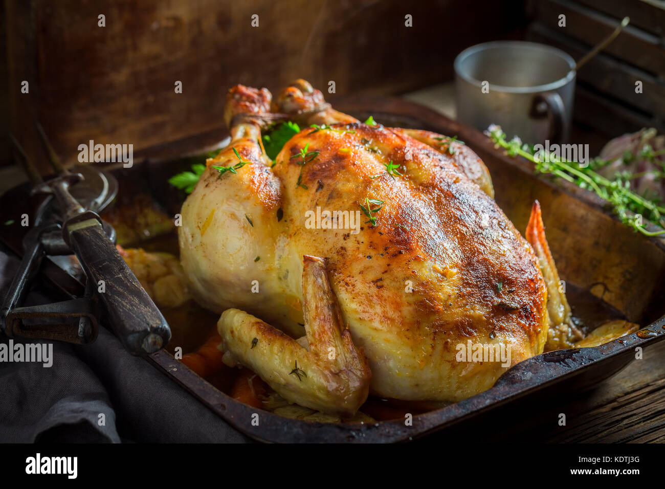 Poulet rôti croustillant avec épices et légumes Photo Stock - Alamy