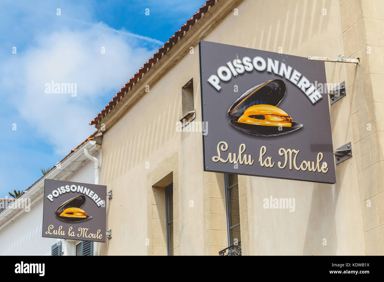 NOIRMOUTIER, FRANCE - Juillet 03, 2017 : signe d'une poissonnerie ou il ...