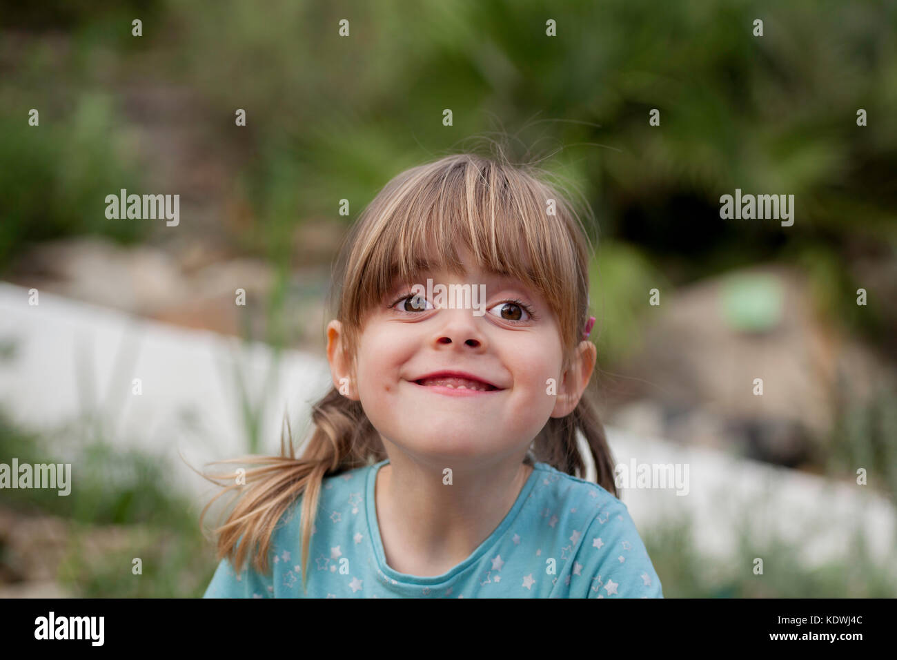 Enfant qui fait la grimace Banque de photographies et d’images à haute ...