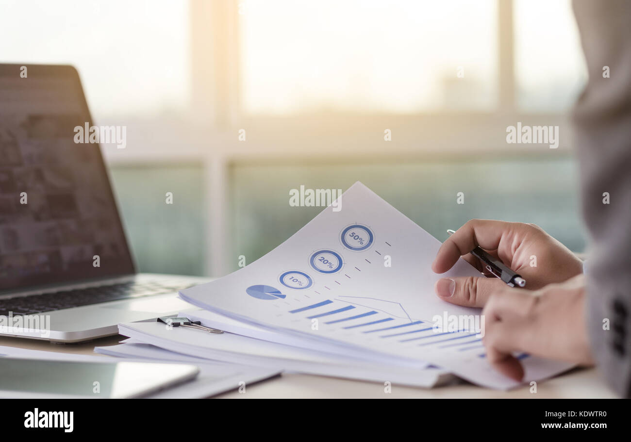 La lecture de documents de travail d'affaires à succès financier ...