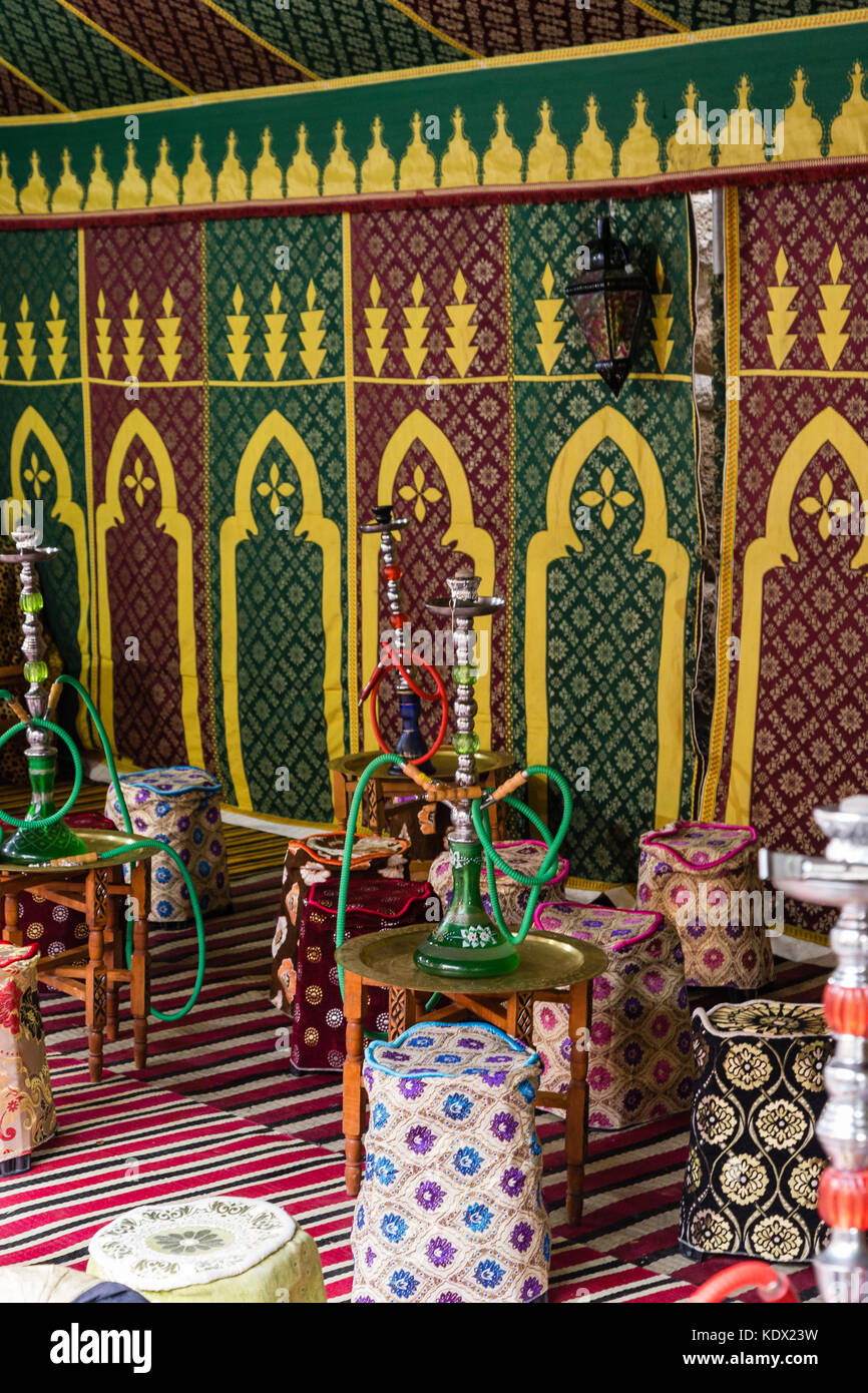 Jaima arabe avec tables et fumeurs chicha et plateau Photo Stock - Alamy