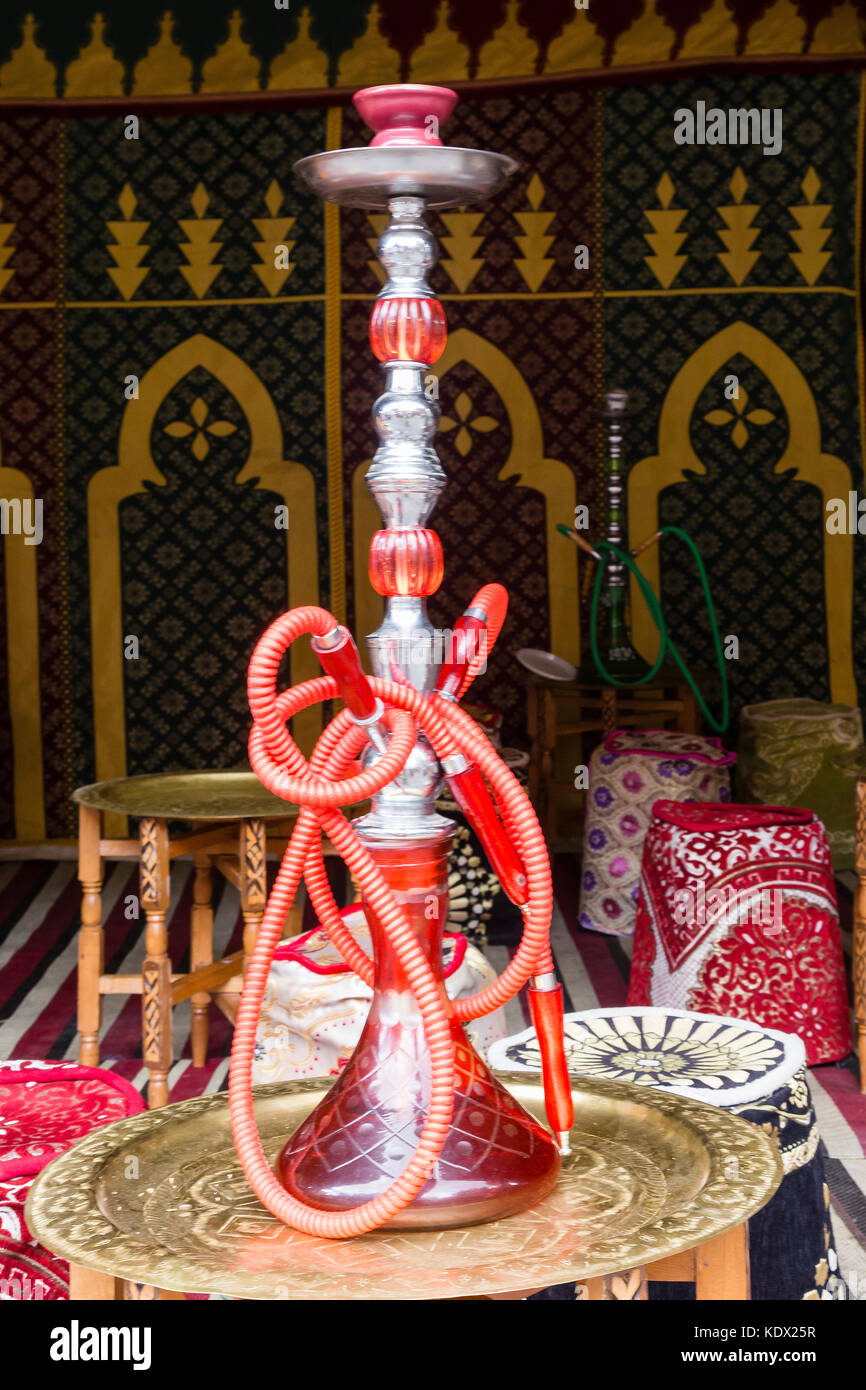 Jaima arabe avec tables et fumeurs chicha et plateau Photo Stock - Alamy