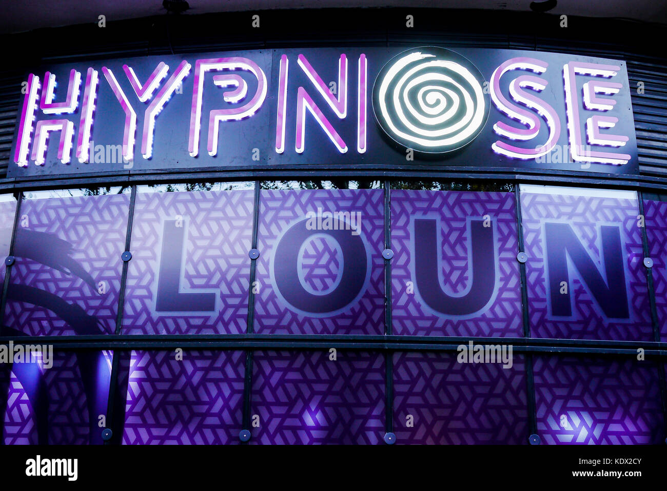Neon Lights Of The Paris Bar Banque d'image et photos - Alamy