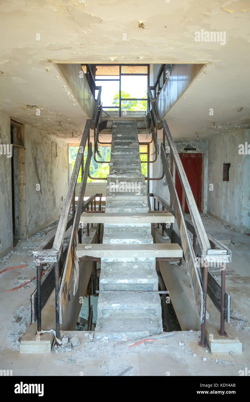 Escalier en ruine Banque de photographies et d’images à haute ...