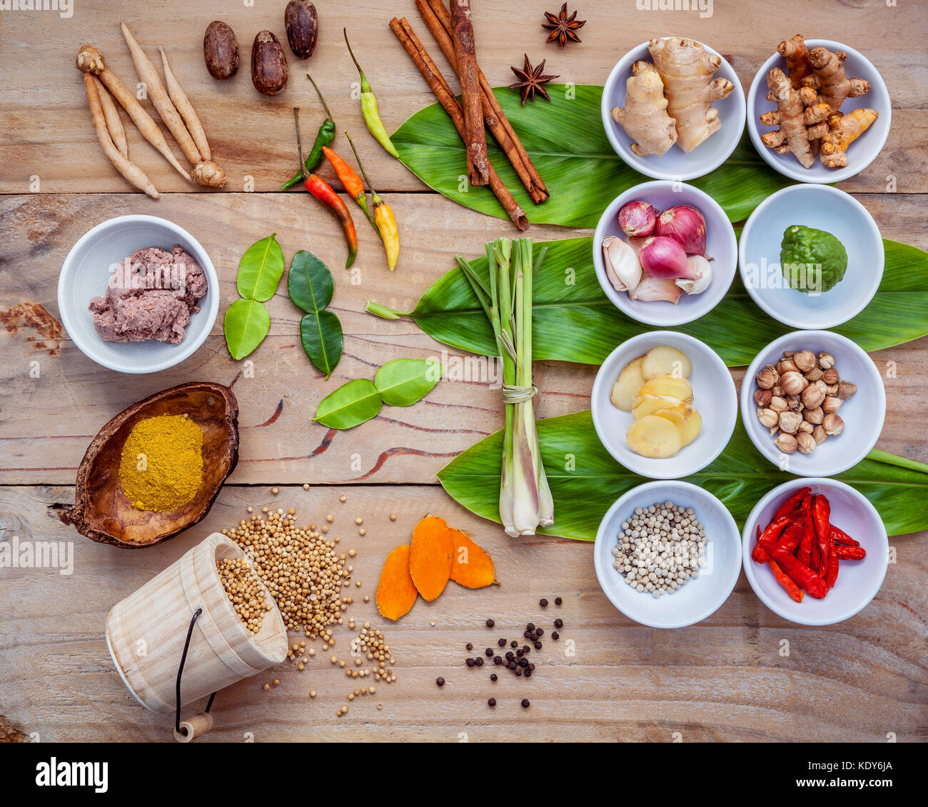 Divers de nourriture thaïe ingrédients pour la pâte de cari rouge épice ...