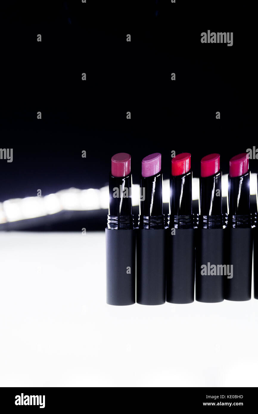 Ensemble de rouge à lèvres mat en rouge et les couleurs naturelles sur ...