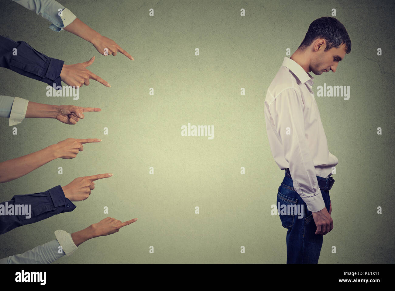 Concept d'accusation coupable personne guy. portrait triste en colère l ...