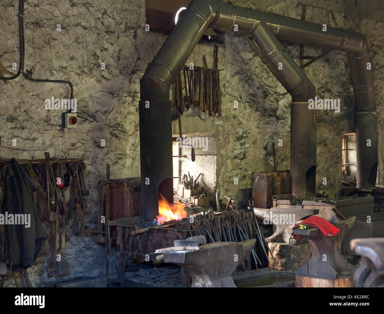 Un forgeron au travail dans sa forge Banque de photographies et d ...