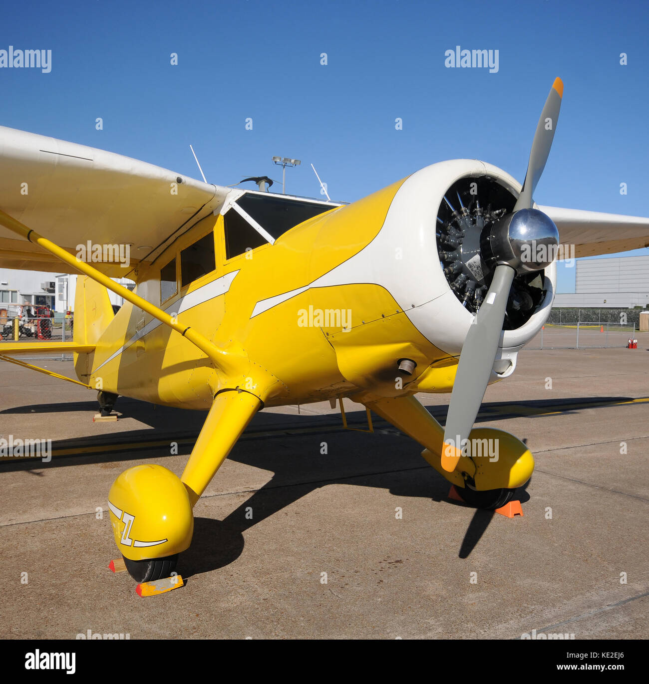 Avion jaune Banque de photographies et d’images à haute résolution - Alamy