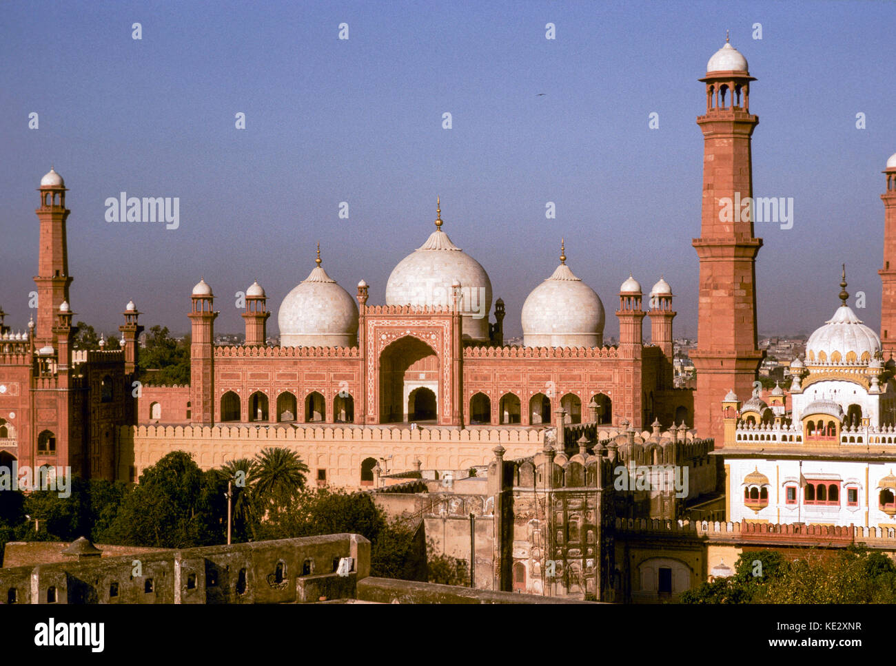 Le Fort de Lahore avec la mosquée Badshahi en arrière-plan, Lahore ...