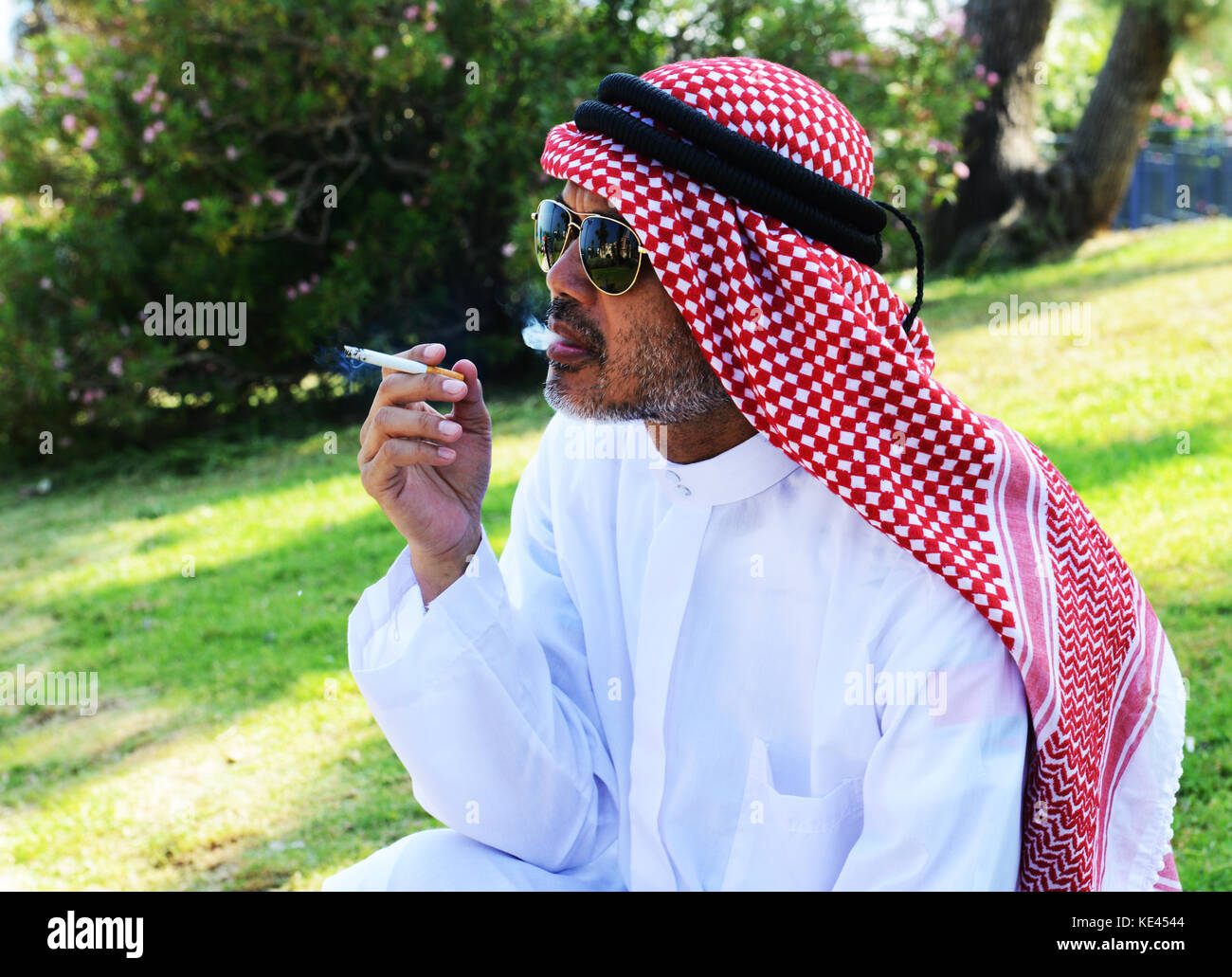 Fumer arabe Banque de photographies et d’images à haute résolution - Alamy