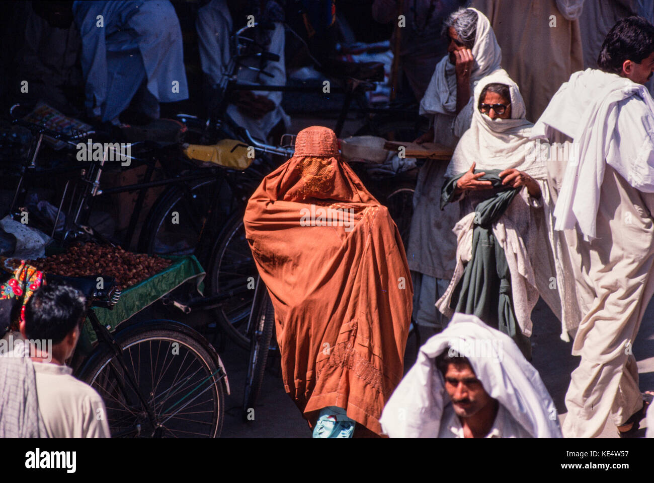 Une femme portant une burqa typique sur le marché à Kalabagh, Punjab ...