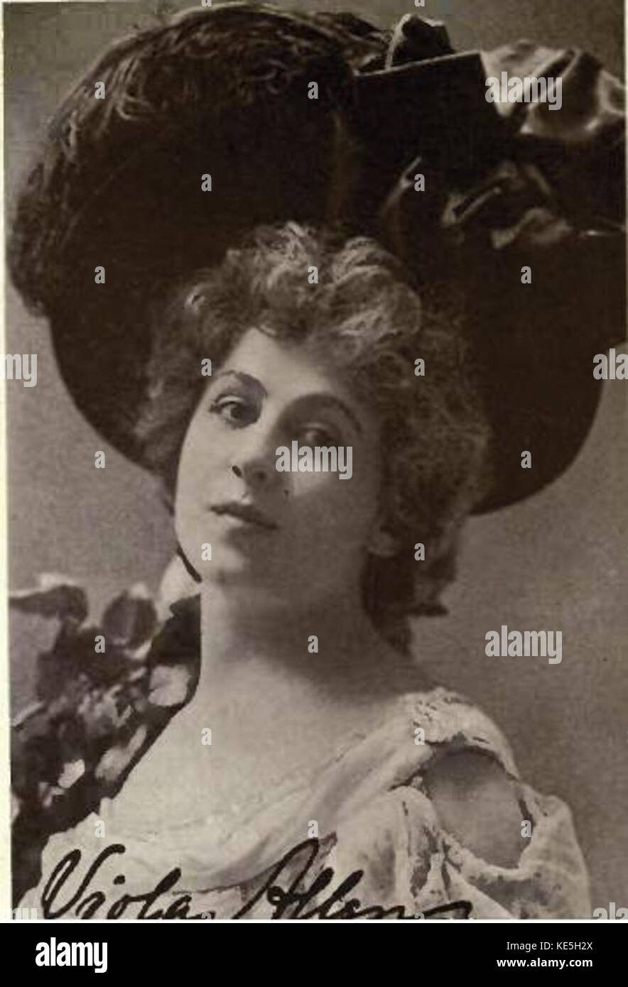 Viola allen Banque de photographies et d’images à haute résolution - Alamy