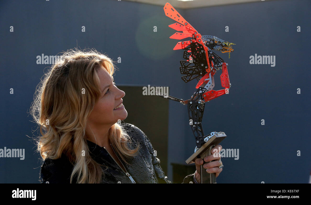 Emma Rodgers et son modèle Meccano Liverbird qui a été construit comme ...