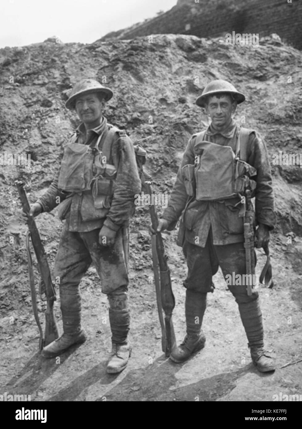 Cette image montre le soldat Giles et le soldat Wallace du 32e ...