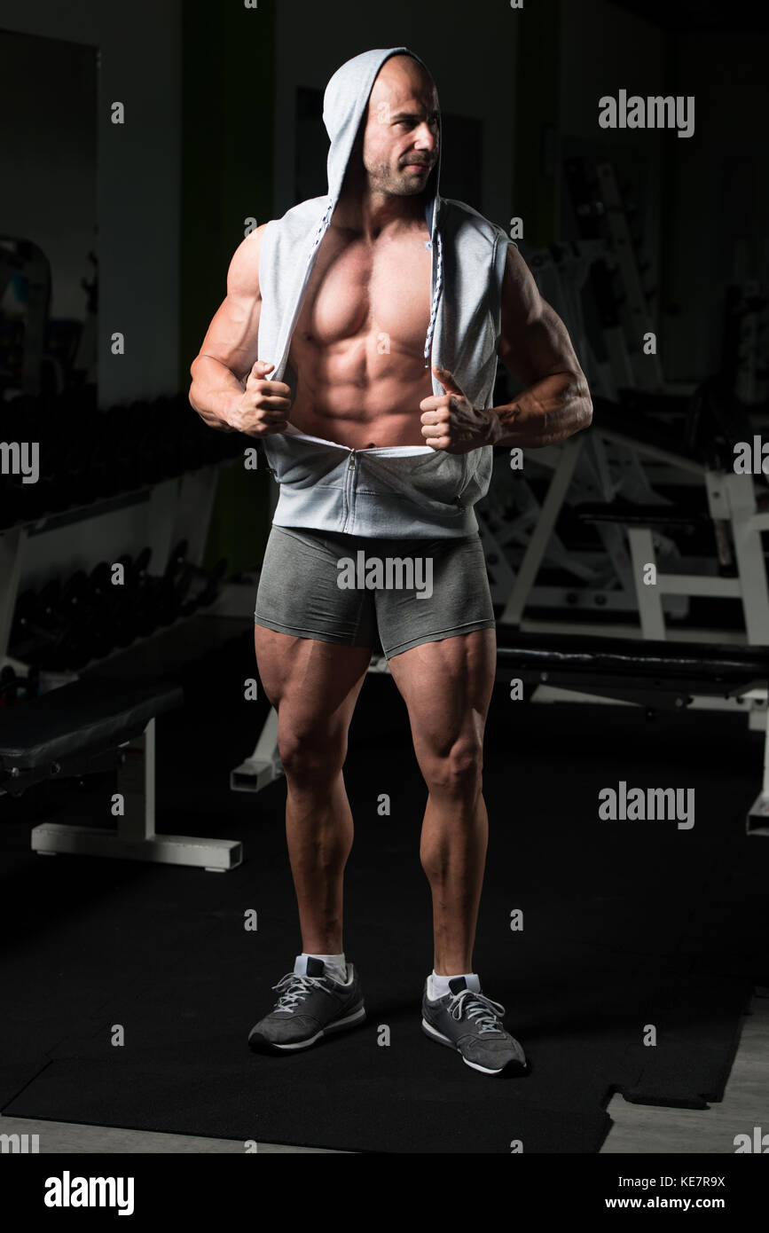 Portrait d'un jeune homme en bonne forme physique montrant son corps ...