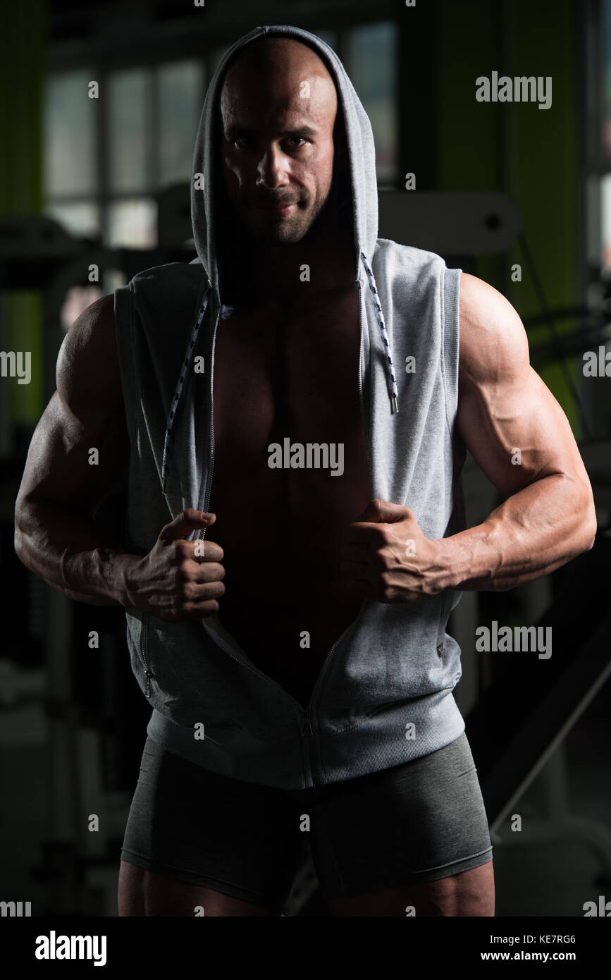 Portrait d'un jeune homme en bonne forme physique montrant son corps ...