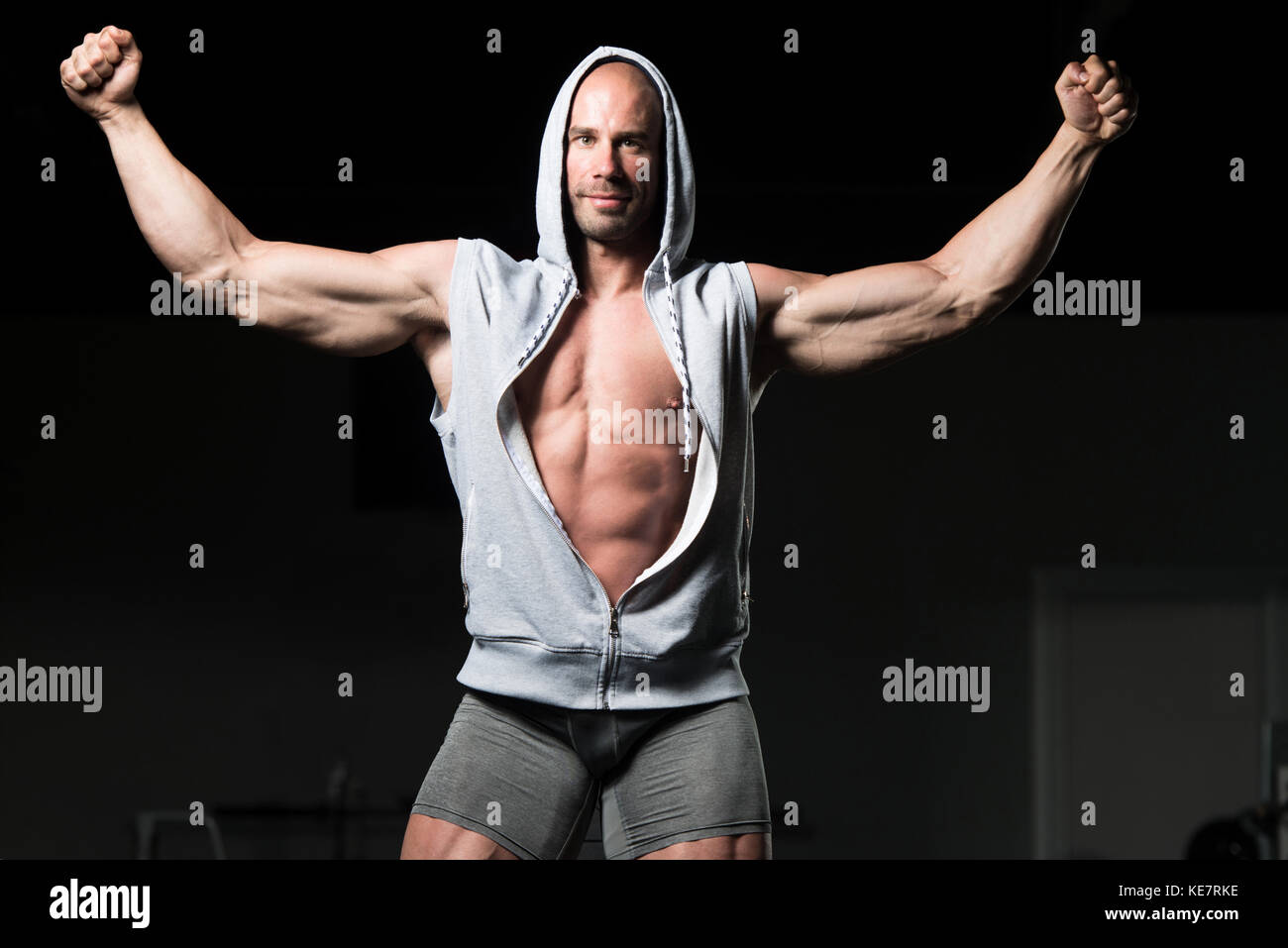 Portrait d'un jeune homme en bonne forme physique montrant son corps ...