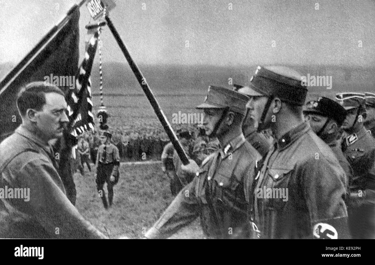 Adolf Hitler lors d'une cérémonie. Il consacre de nouvelles normes du ...
