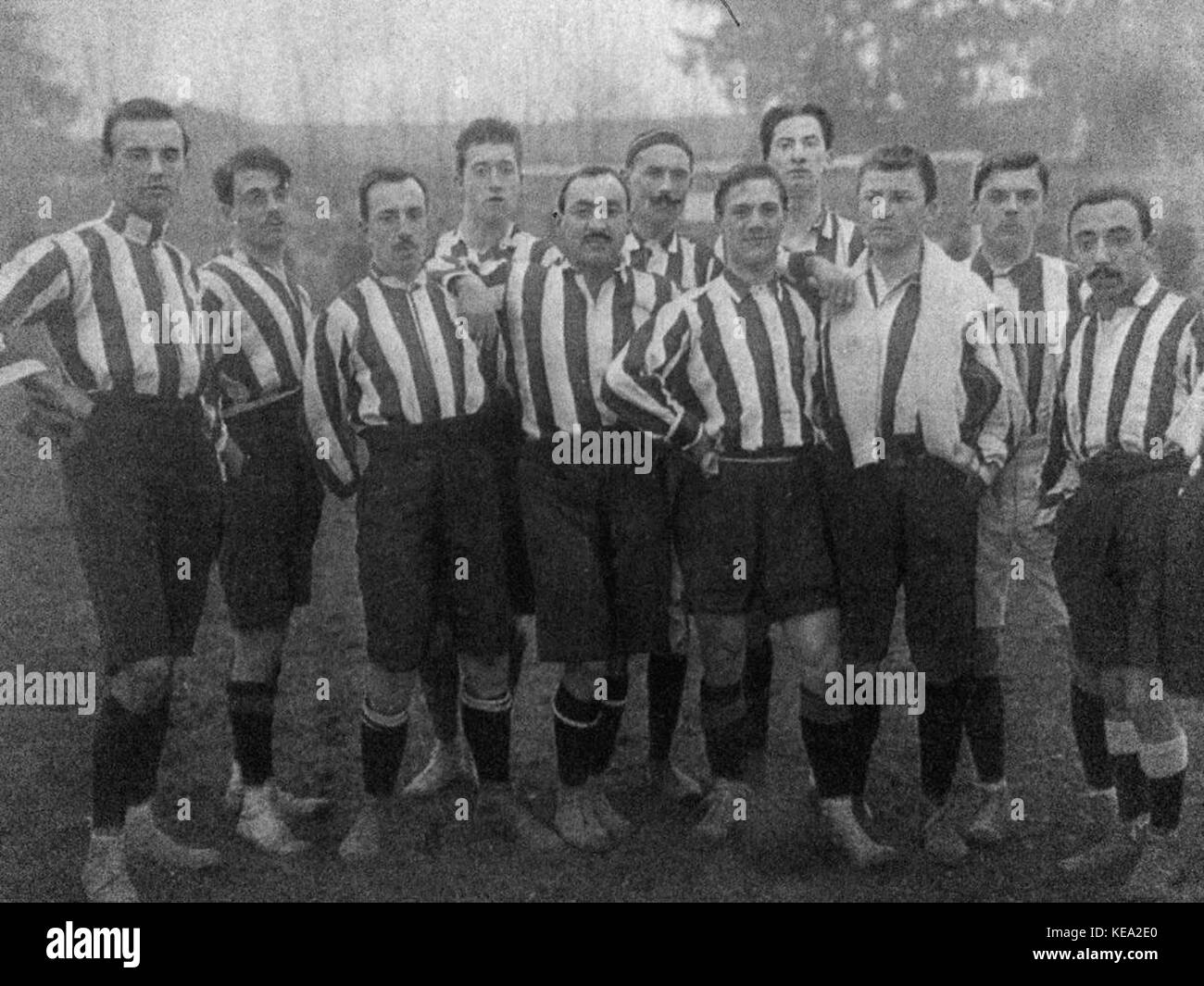 Cette photographie historique de 1908 montre le Foot Ball Club Juventus ...