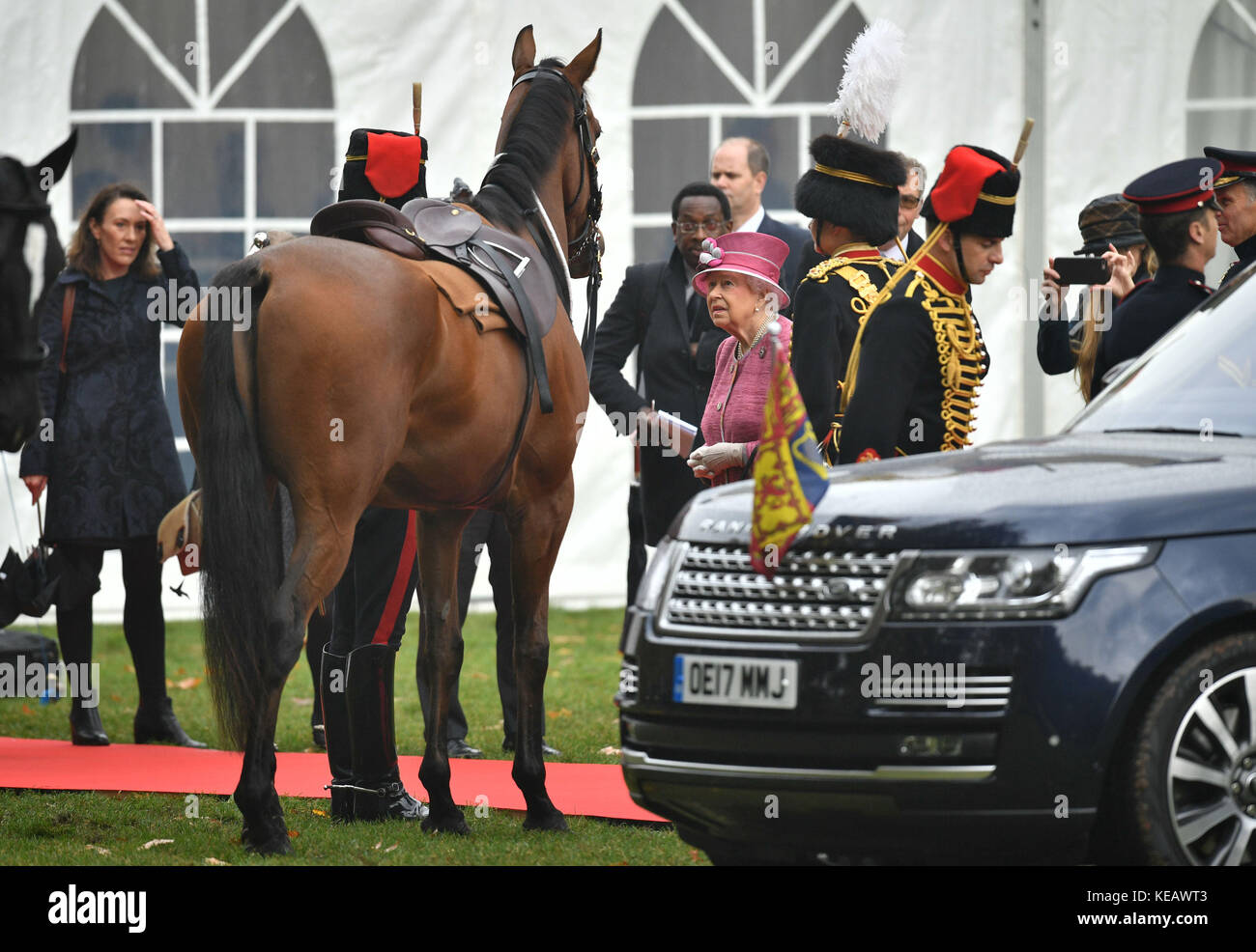 La reine Elizabeth II inspecte son ancien cheval de course Knock Castle ...