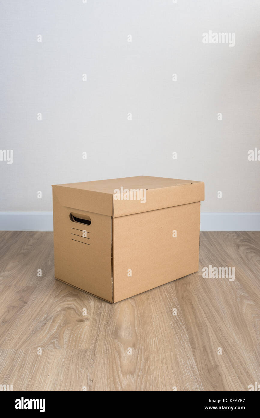 Boîte en carton ou en carton avec couvercle Photo Stock - Alamy