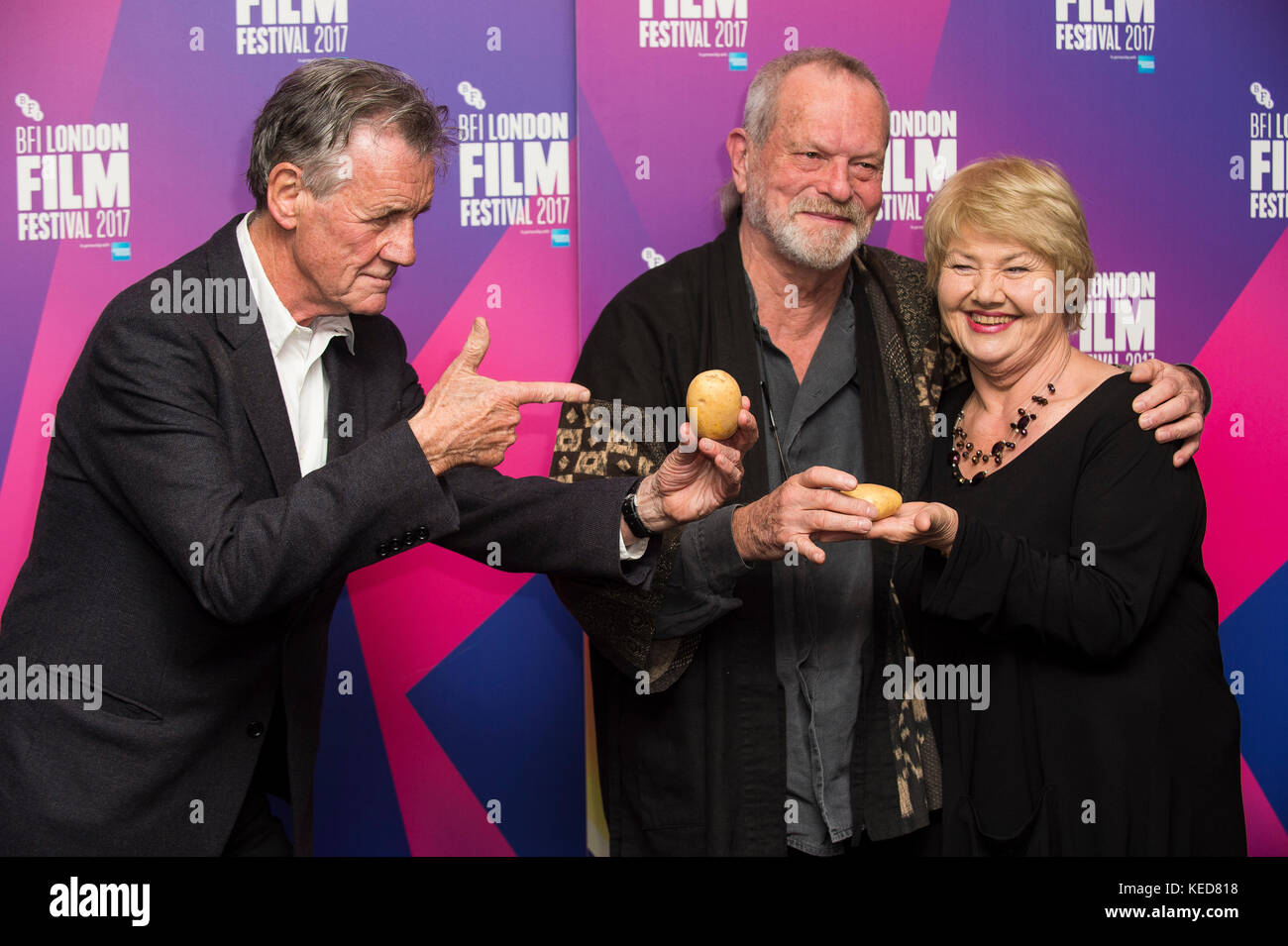 London.UK. Le réalisateur Terry Gilliam avec Michael Palin et Annette ...