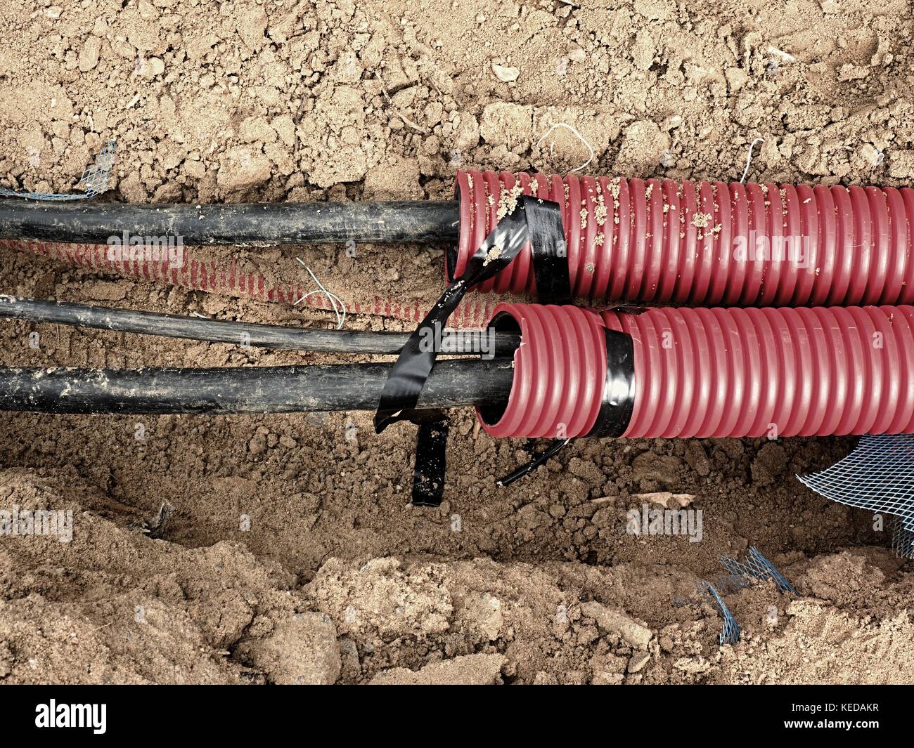 Excavation de tranchée avec câbles noirs de protection en tube pehd ...