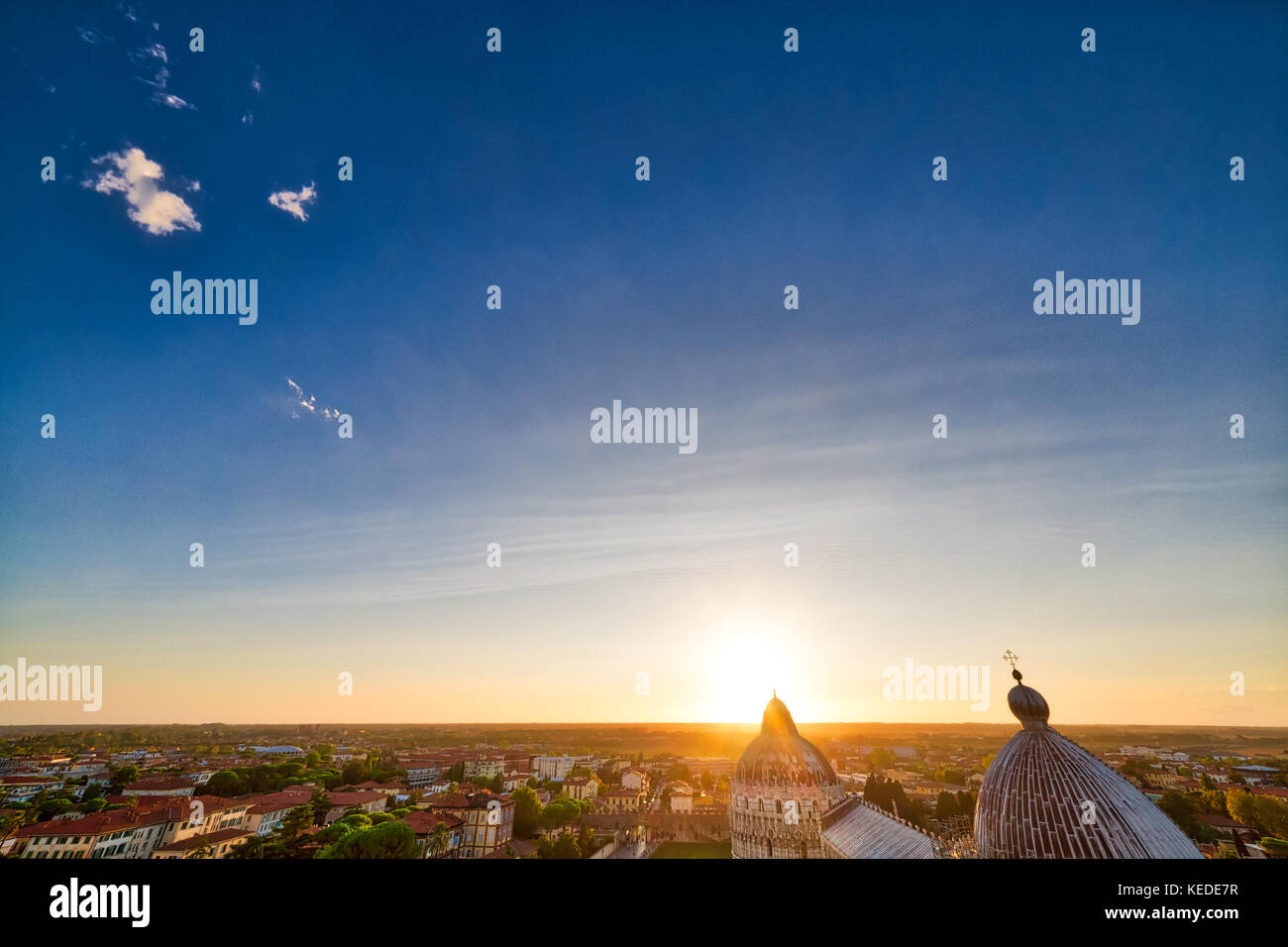 Vue aérienne sur les toits et le paysage urbain de Pise, célèbre joyau ...